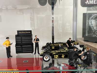 Team Lotus crew arrives – Forum 18 – The Diecast Zone Forums